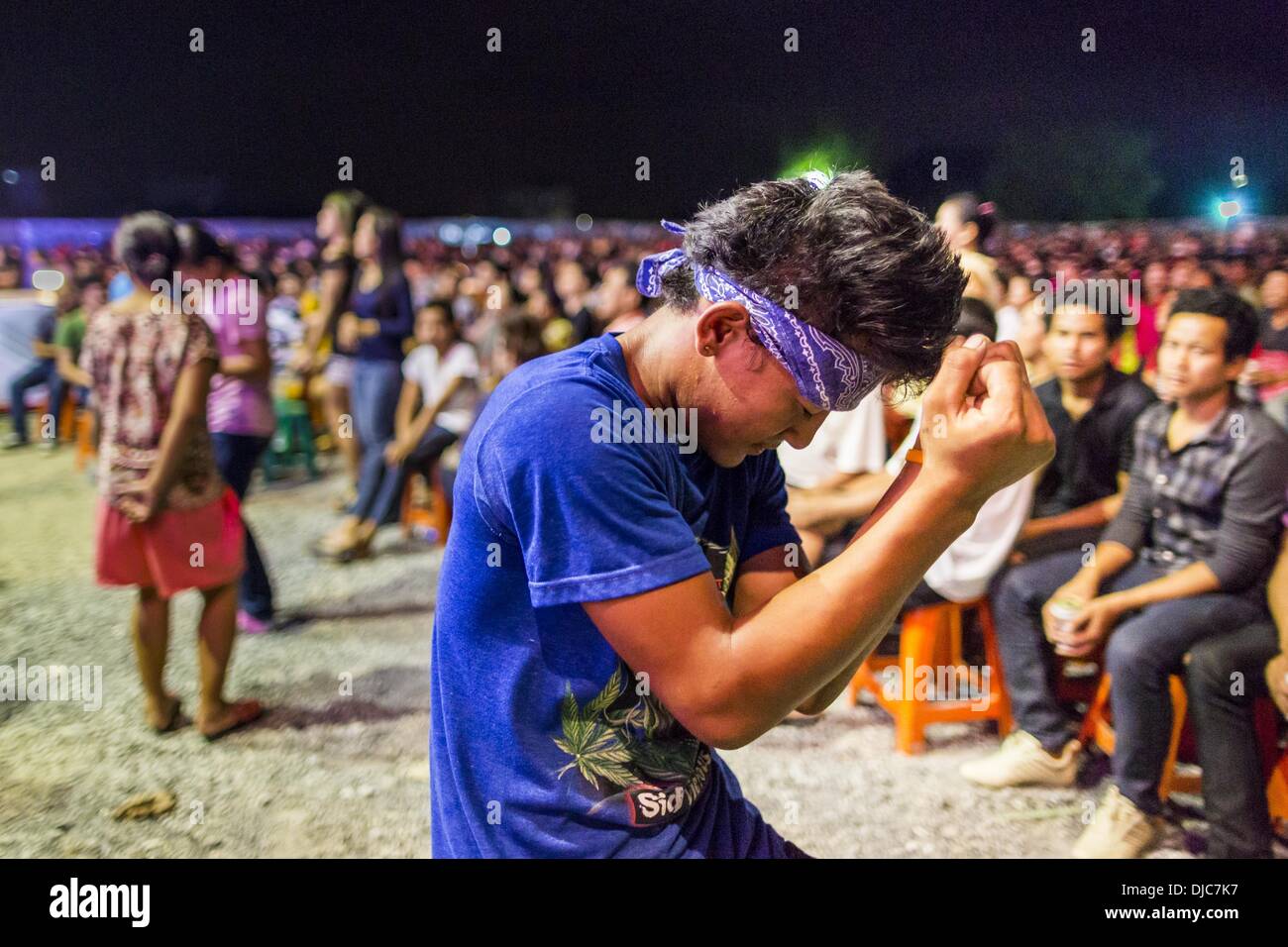Bangkok, Thailand. 22nd Nov, 2013. Spectators dance during a Prathom ...