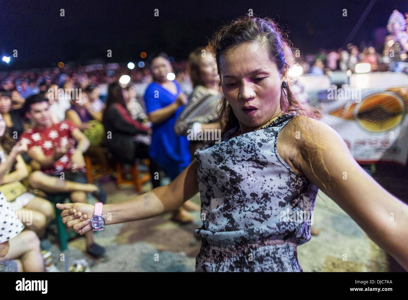 Bangkok, Thailand. 22nd Nov, 2013. Spectators dance during a Prathom ...