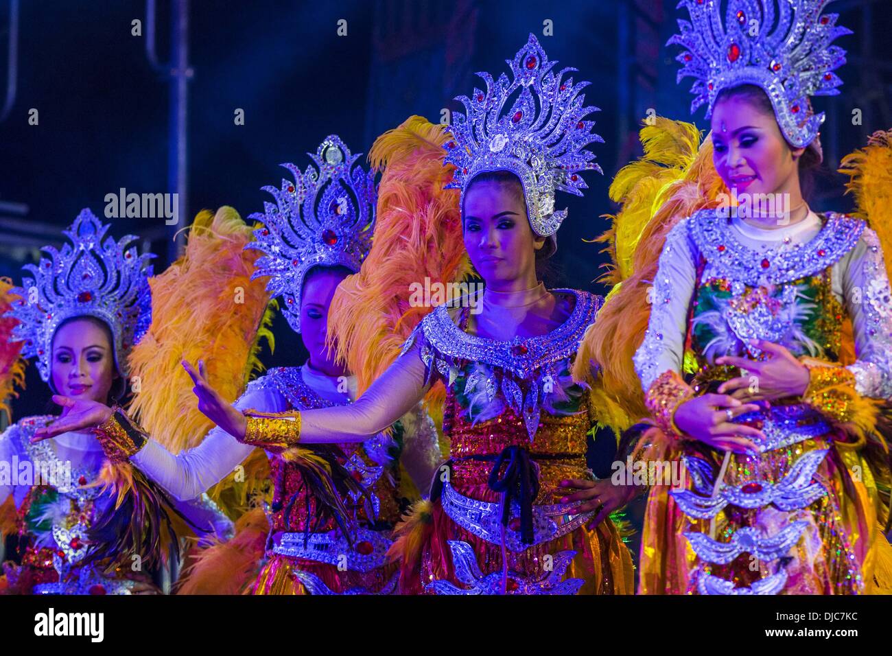 Bangkok, Thailand. 23rd Nov, 2013. The Prathom Bunteung Silp mor lam ...