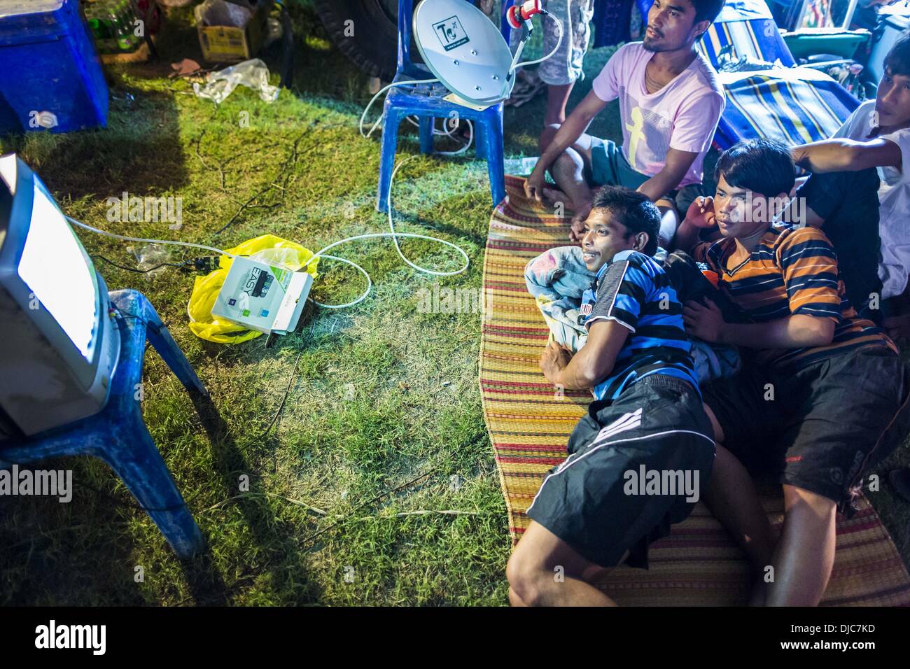 Bangkok, Thailand. 22nd Nov, 2013. Members of the crew with the Prathom ...