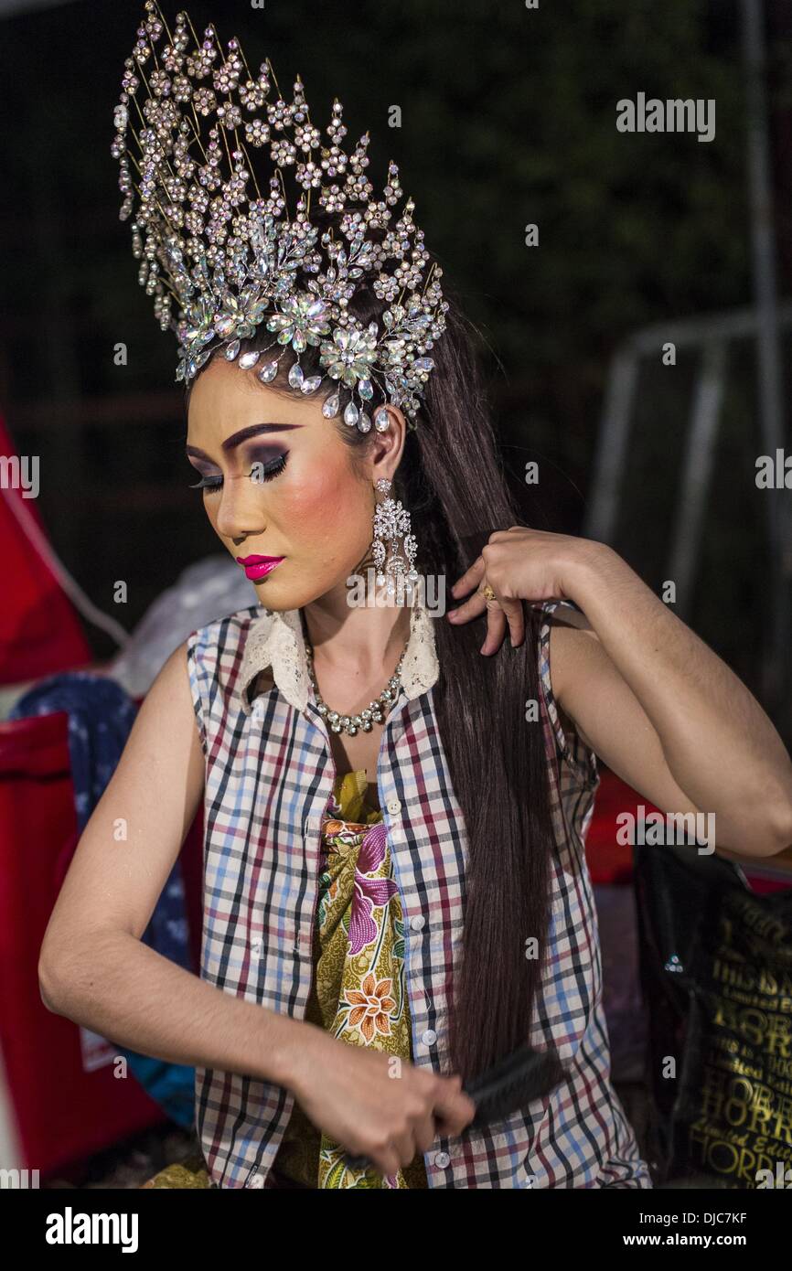 Bangkok, Thailand. 22nd Nov, 2013. A performer with the Prathom ...