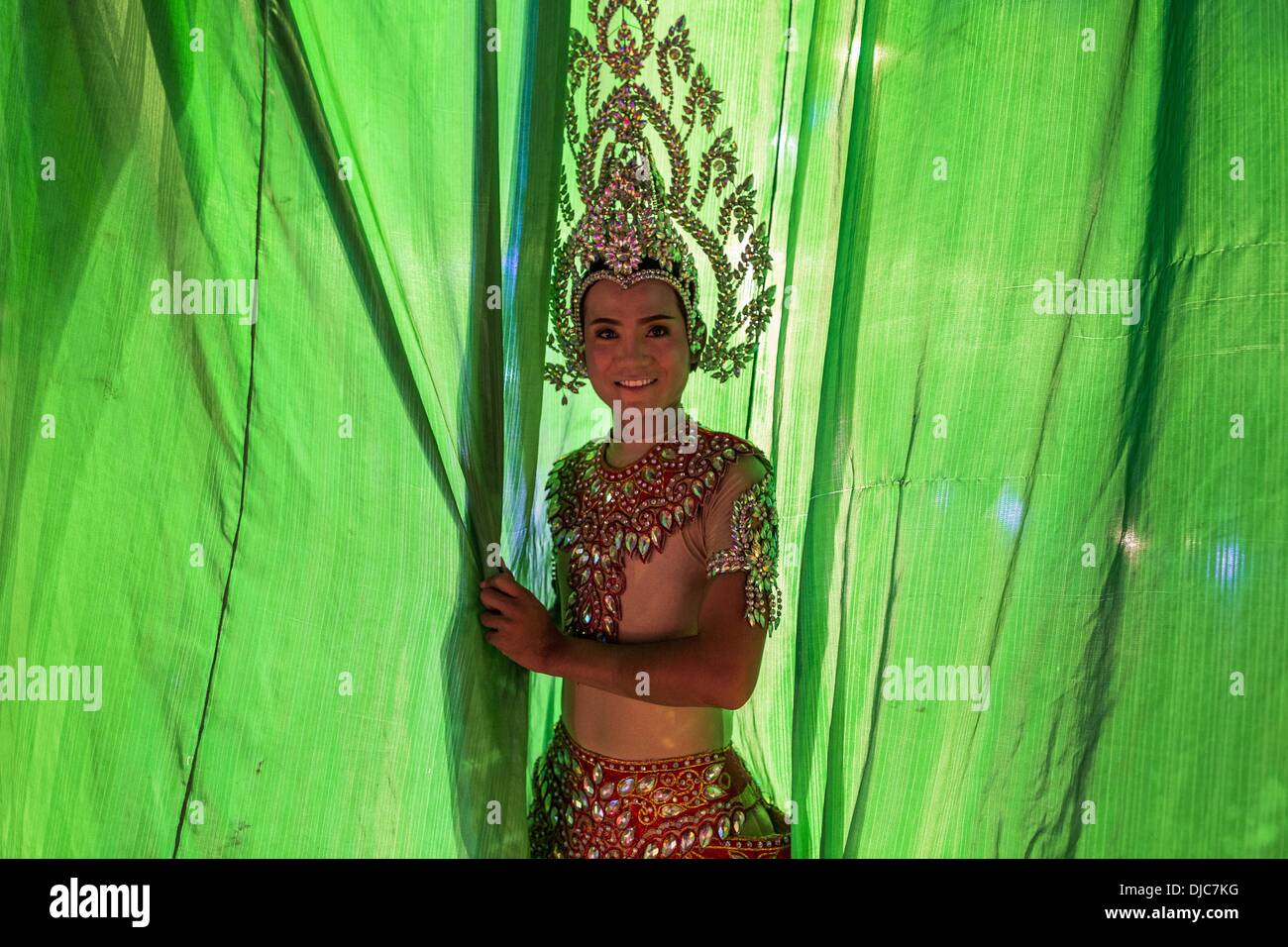 Bangkok, Thailand. 22nd Nov, 2013. Performers with the Prathom Bunteung ...