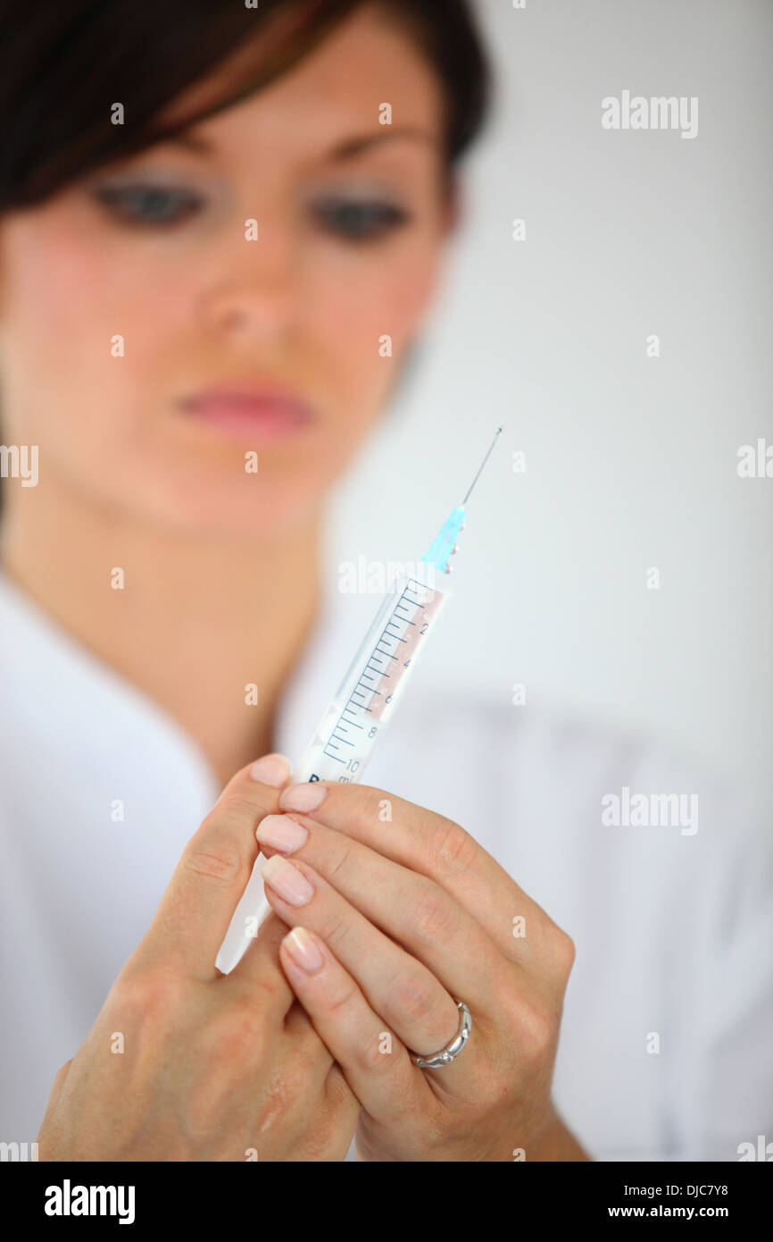 Nurse preparing syringe Stock Photo - Alamy
