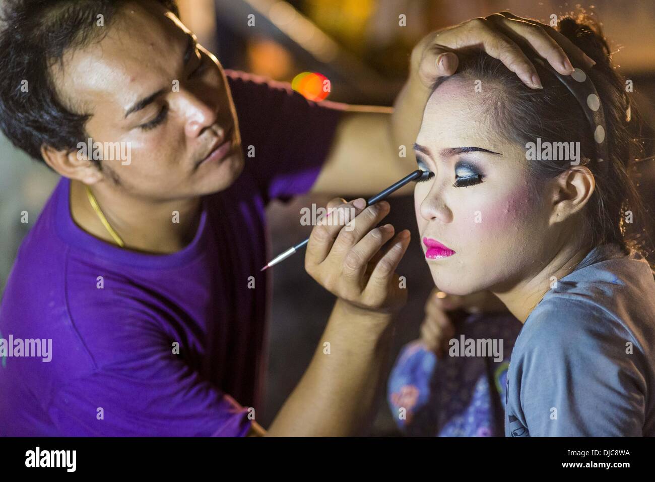 Bangkok, Thailand. 23rd Nov, 2013. Cast members of the Prathom Bunteung ...