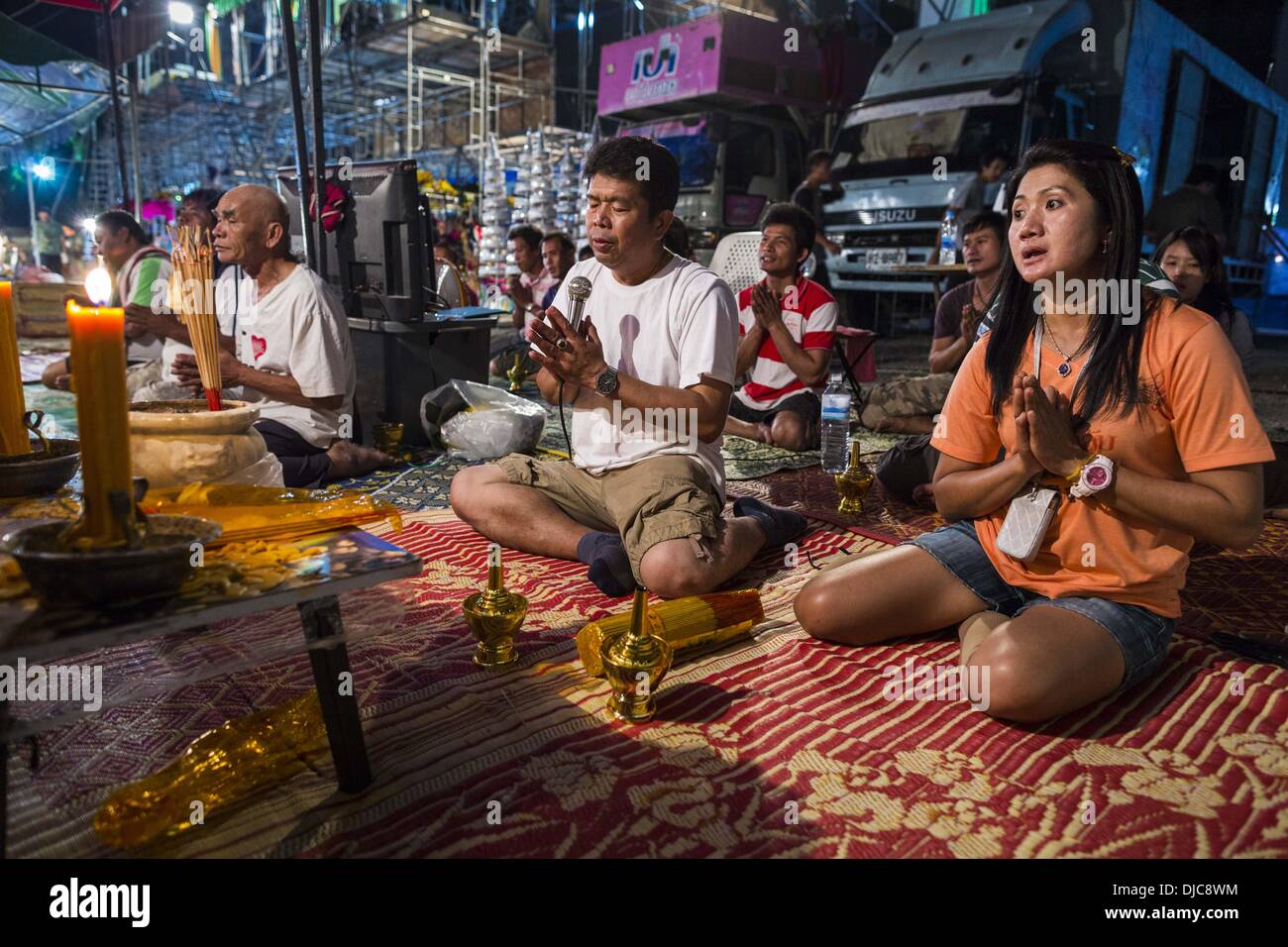 Bangkok, Thailand. 22nd Nov, 2013. Performers and members of the crew ...