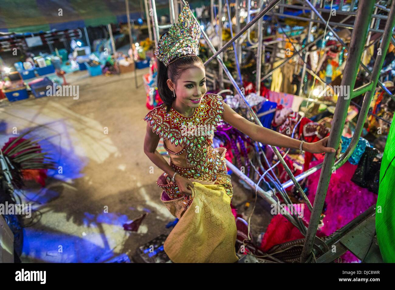 Bangkok, Thailand. 22nd Nov, 2013. Performers with the Prathom Bunteung ...