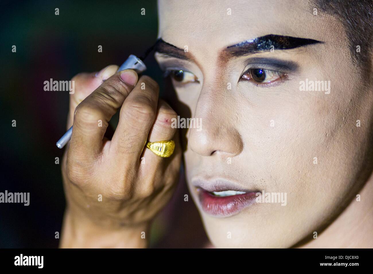 Bangkok, Thailand. 22nd Nov, 2013. A performer with the Prathom ...