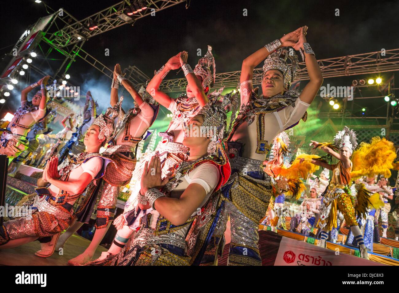 Bangkok, Thailand. 23rd Nov, 2013. The Prathom Bunteung Silp mor lam ...