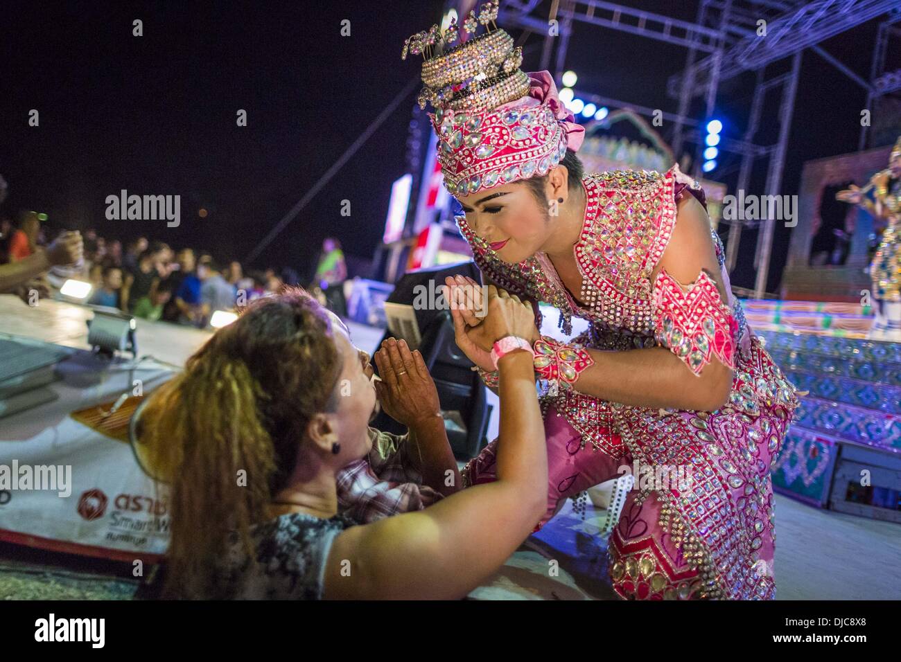 Bangkok, Thailand. 22nd Nov, 2013. A performer with the Prathom ...