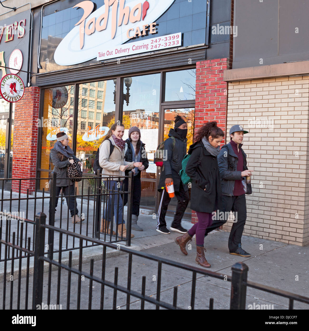 Students friends sidewalk hi-res stock photography and images - Alamy