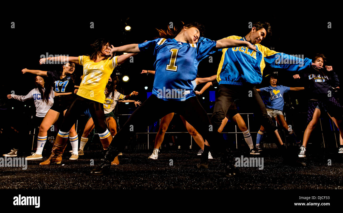 Los Angeles, California, USA. 26th Nov, 2013. Student groups perform at ...