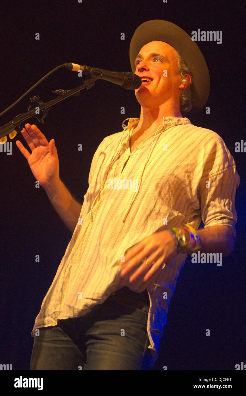 Theatre conversation scene konzert kultur musician culture gitarrist ...