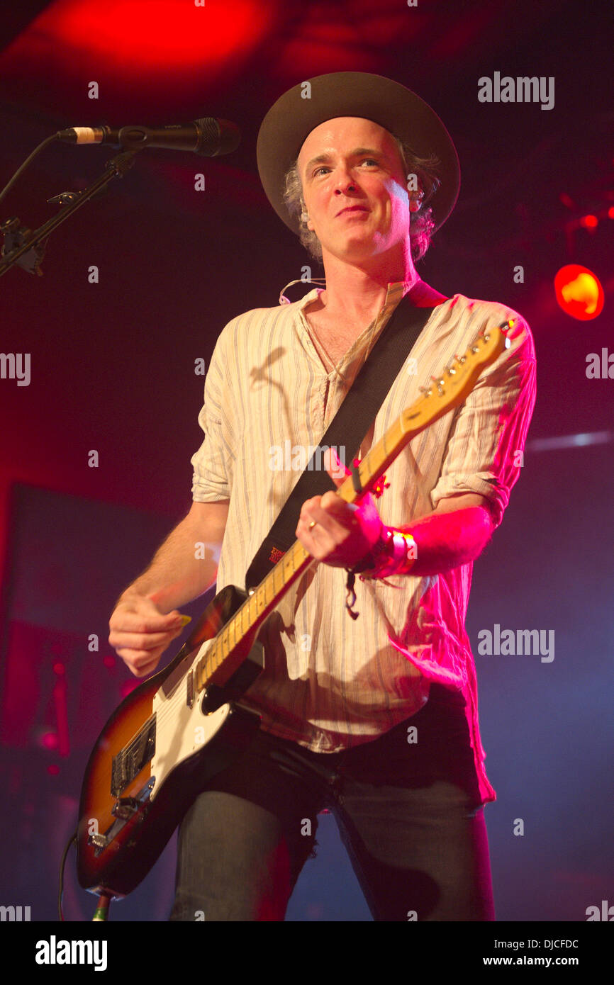 Theatre conversation scene konzert kultur musician culture gitarrist ...