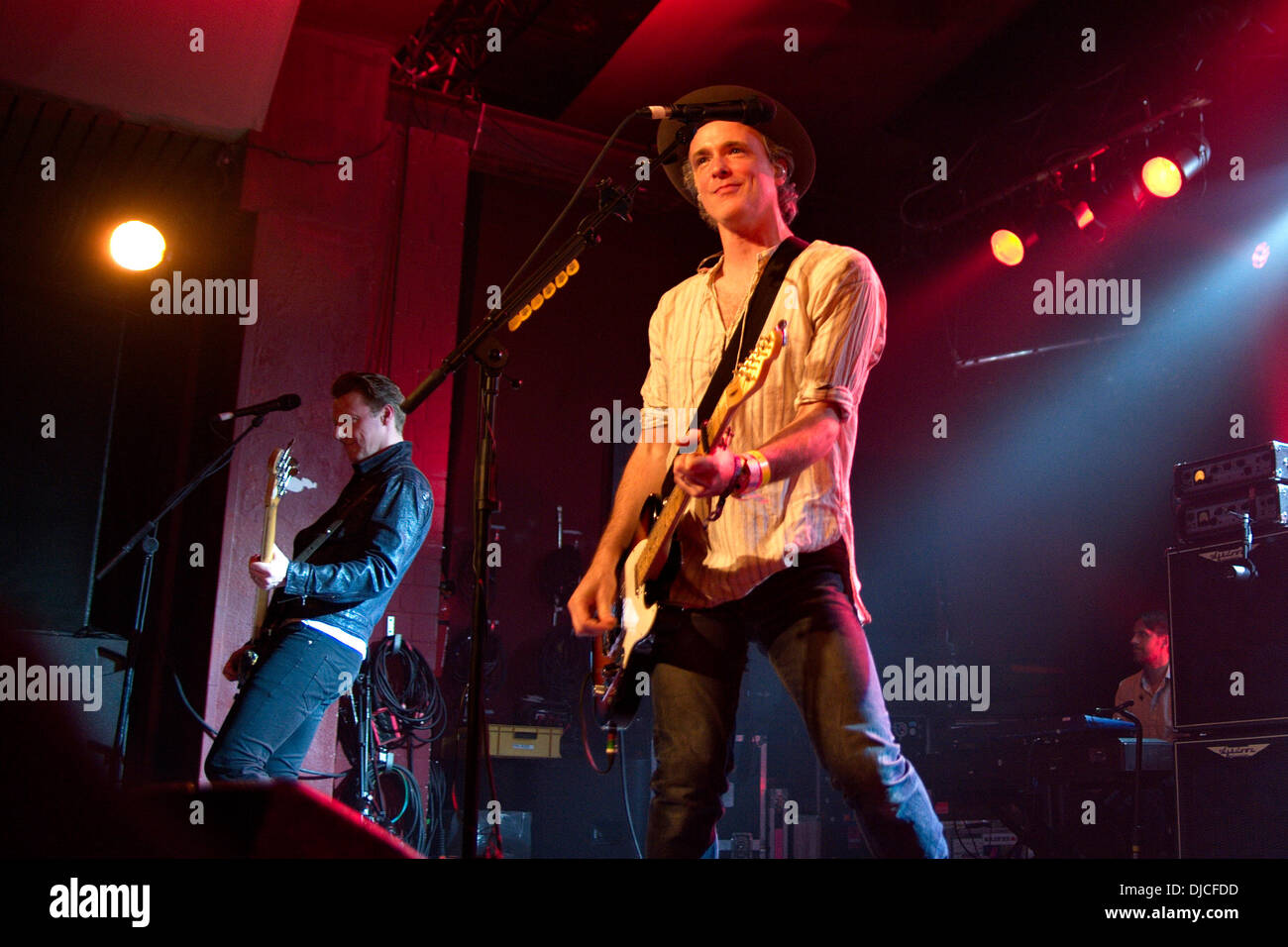 Theatre conversation scene konzert kultur musician culture gitarrist ...