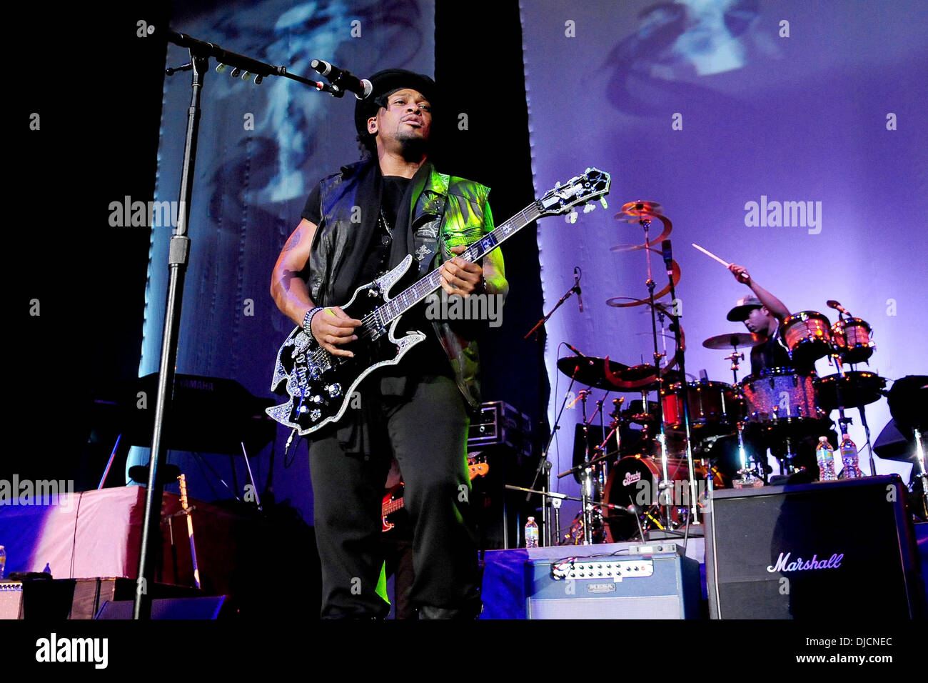 D'Angelo performs live at the American Airlines Arena as part of 'The ...
