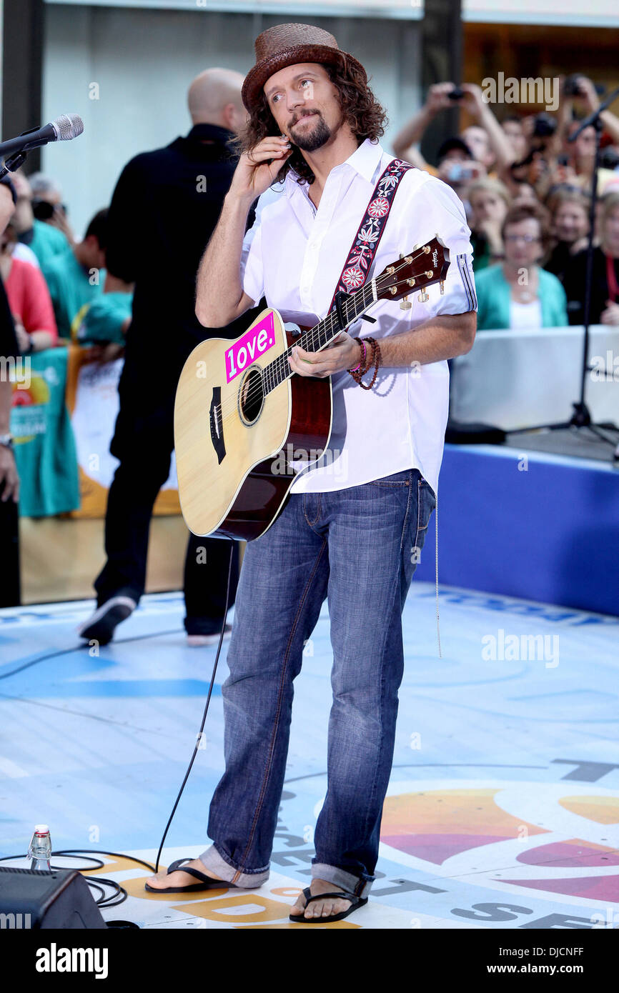 Jason mraz performing live toyota hi-res stock photography and images ...