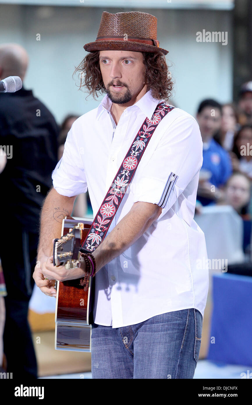 Jason mraz performing live toyota hi-res stock photography and images ...