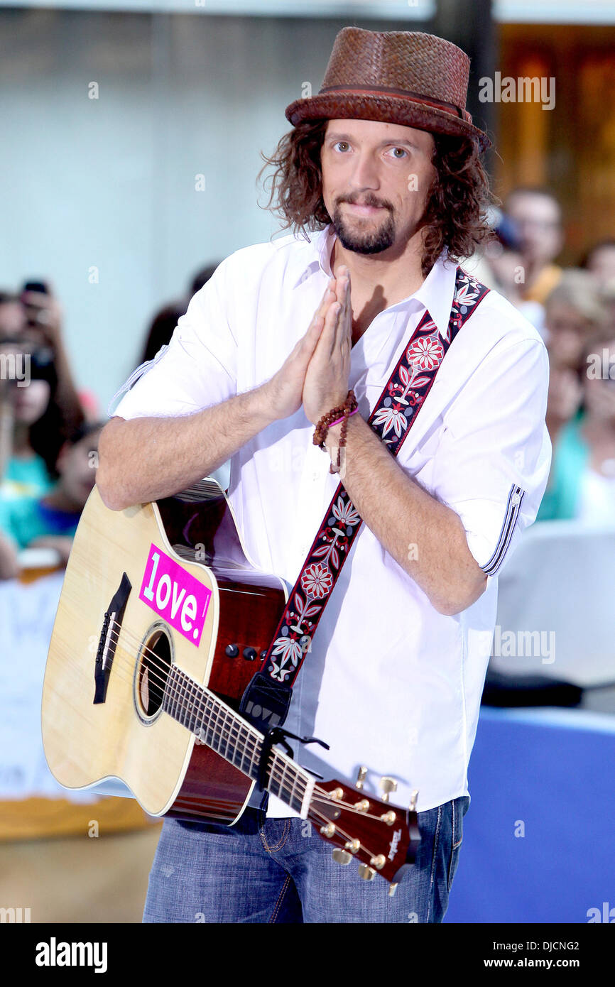 Jason mraz performing live toyota hi-res stock photography and images ...