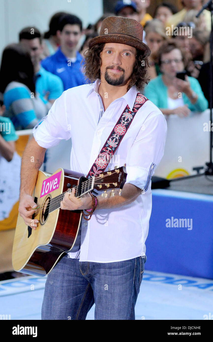 Jason Mraz performing live at the Toyota Concert Series on 'Today' New ...