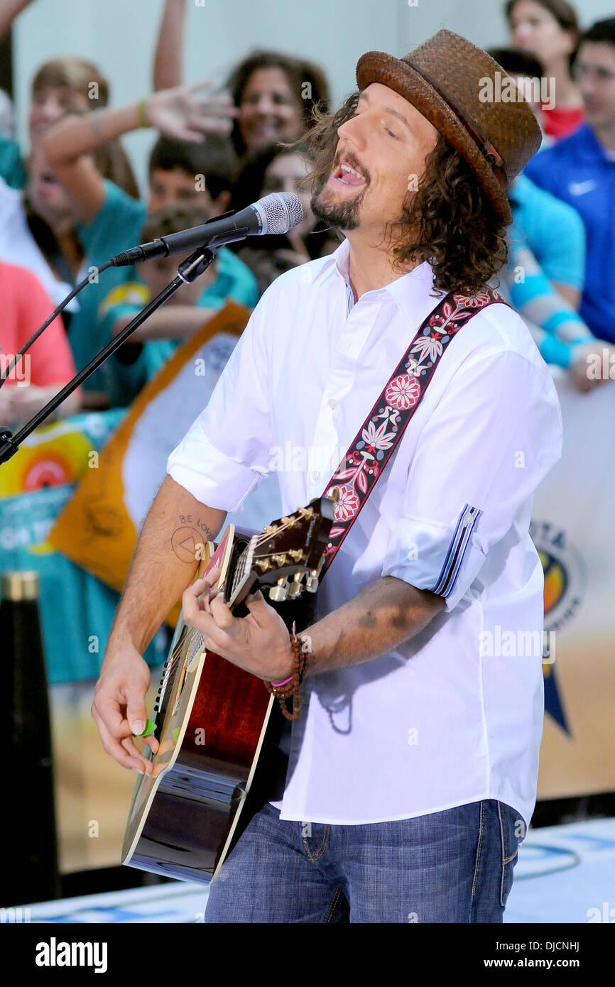 Jason Mraz performing live at the Toyota Concert Series on 'Today' New ...