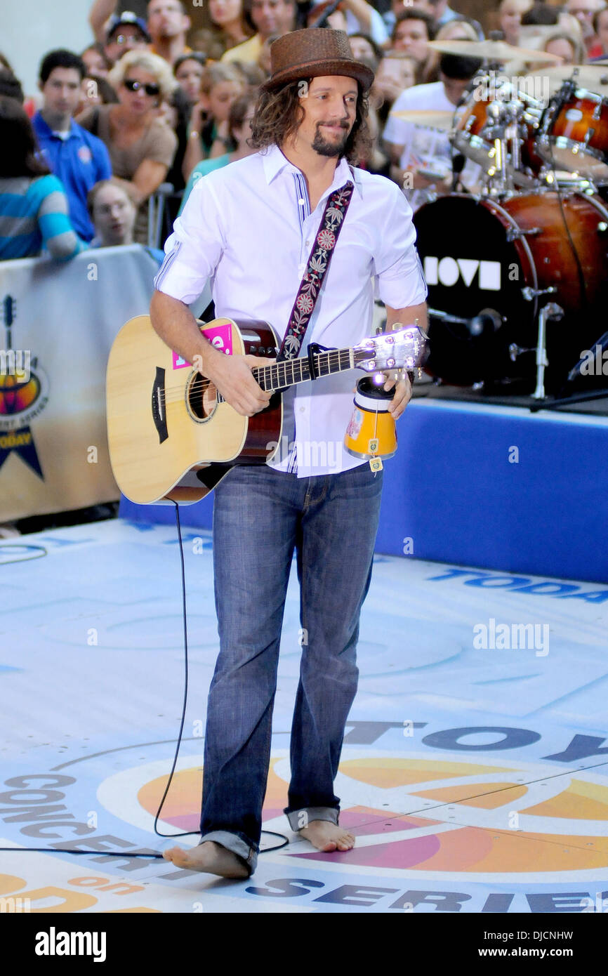 Jason Mraz performing live at the Toyota Concert Series on 'Today' New ...