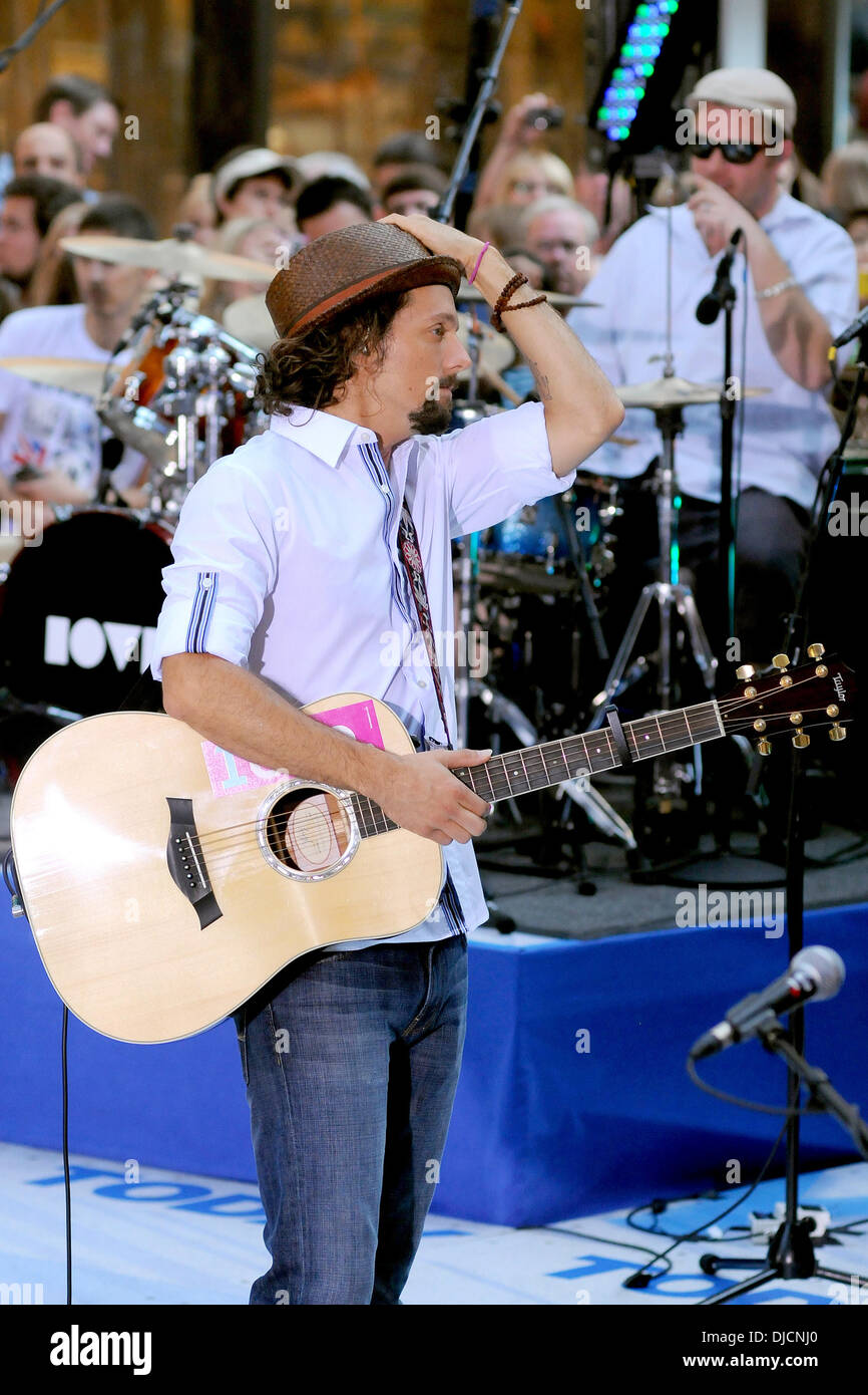 Jason mraz performing live toyota hi-res stock photography and images ...