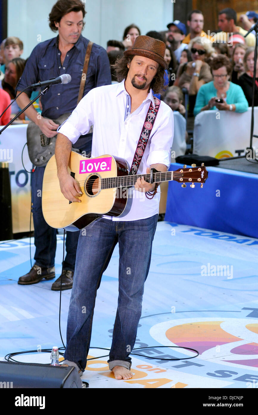 Jason Mraz performing live at the Toyota Concert Series on 'Today' New ...