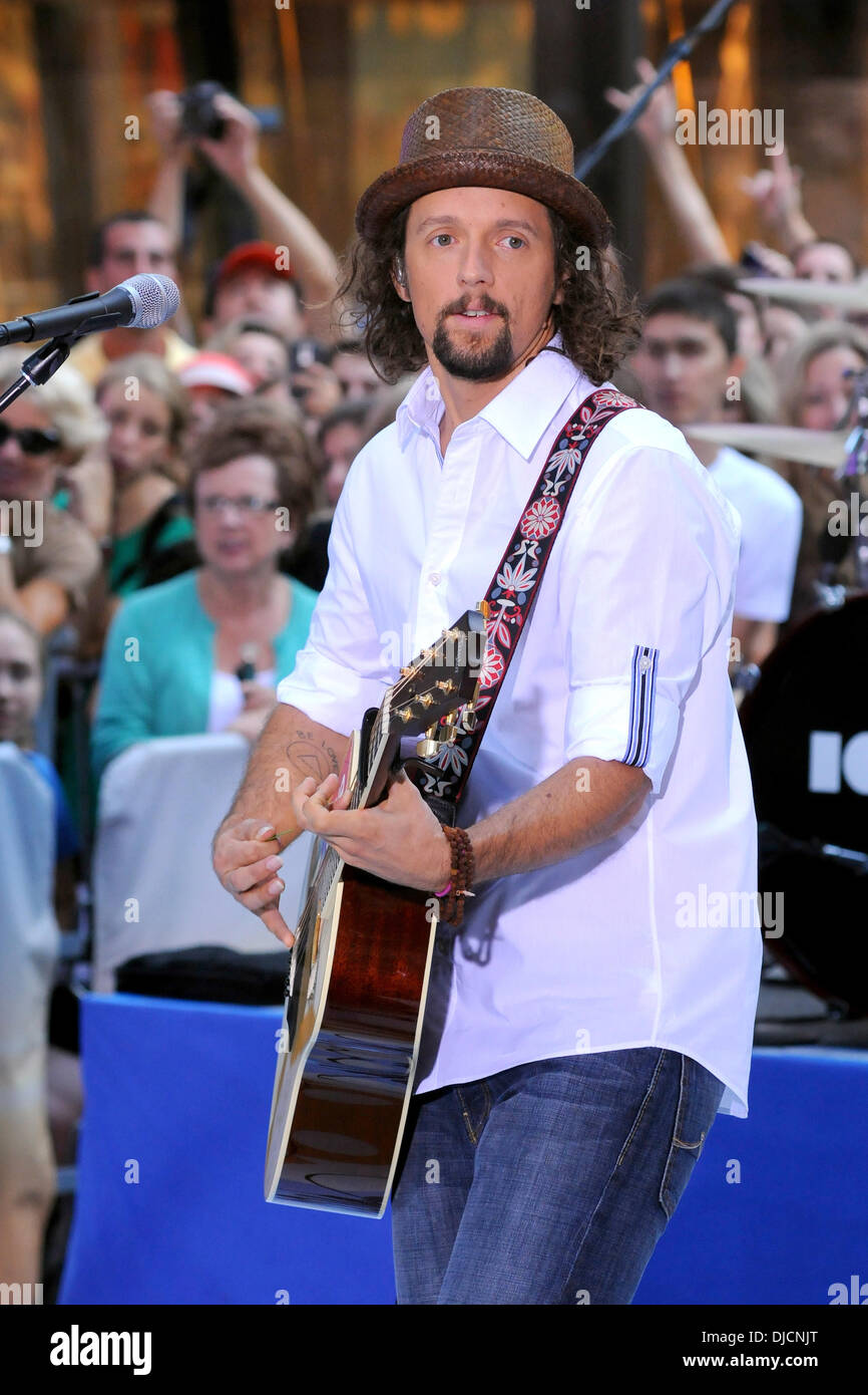 Jason Mraz performing live at the Toyota Concert Series on 'Today' New ...