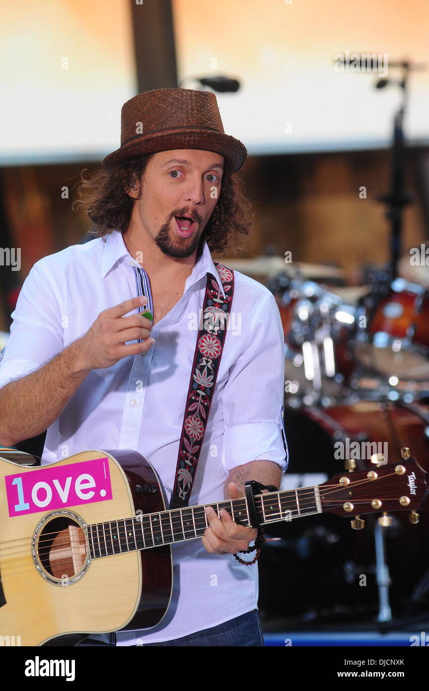 Jason mraz performing live toyota hi-res stock photography and images ...