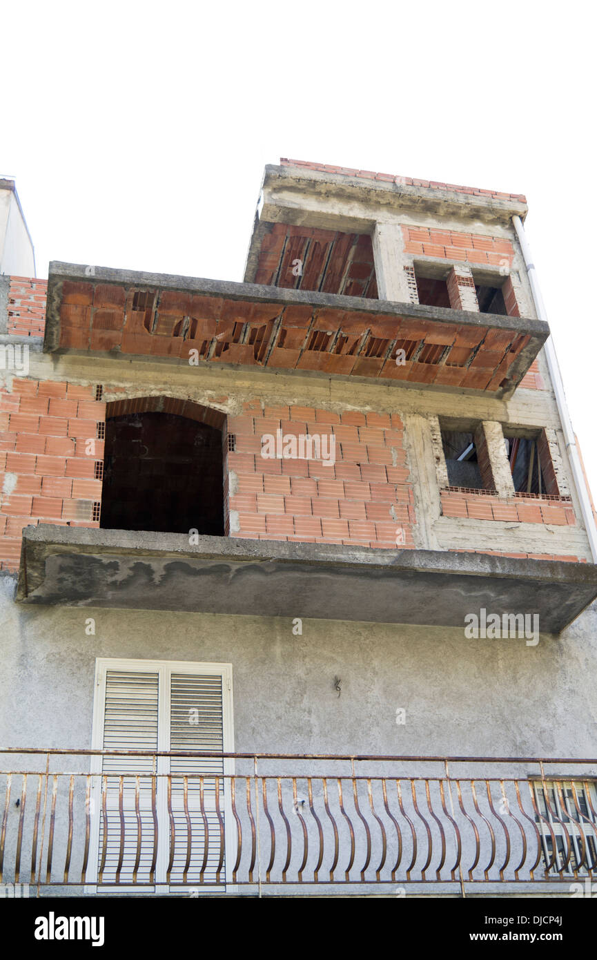 Construction of extra story top floor on mediterranean home in Sicily ...