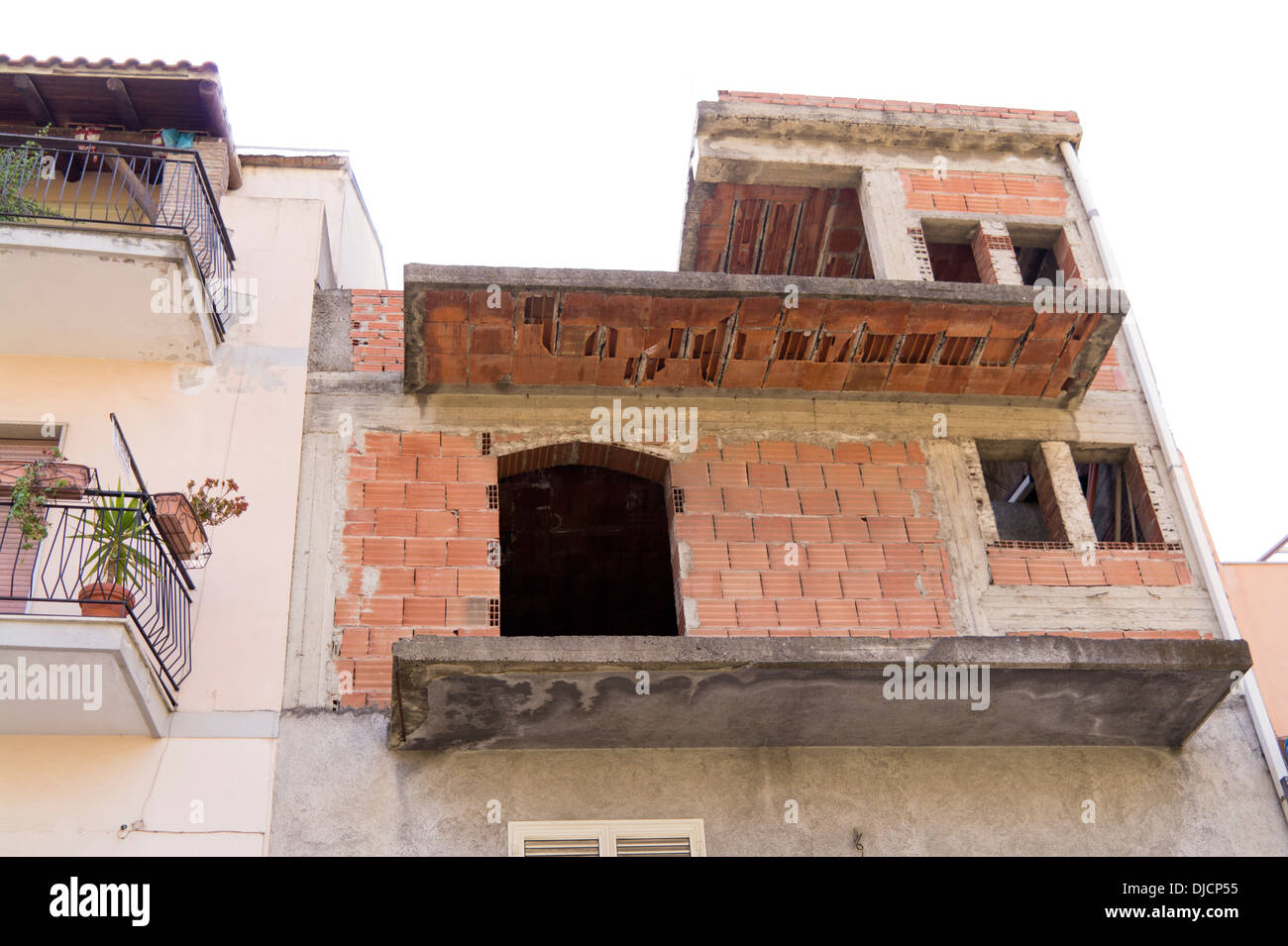 Construction of extra story top floor on mediterranean home in Sicily ...