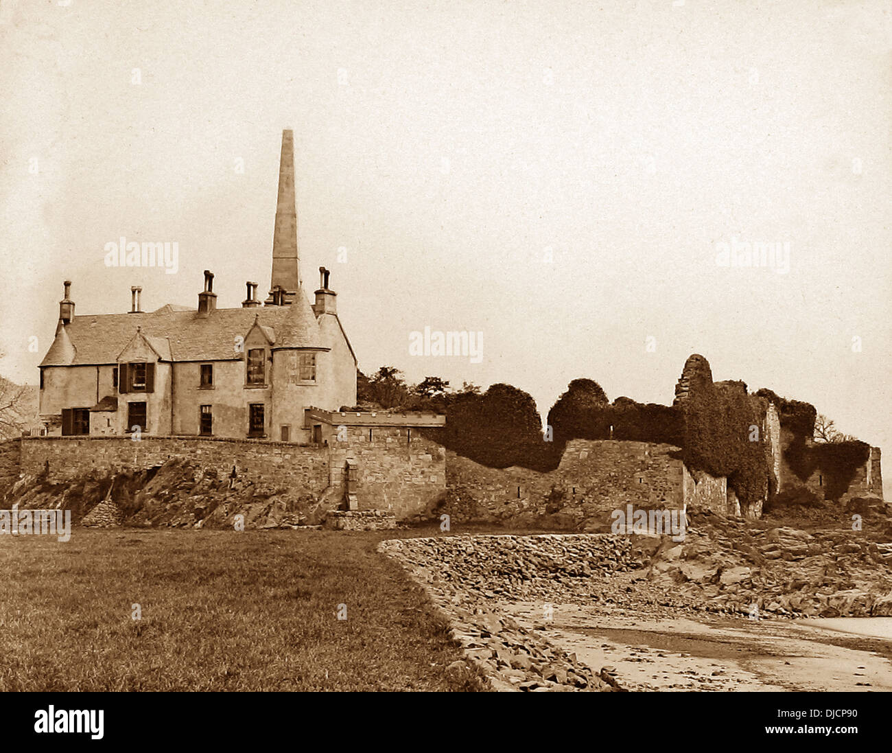 Dunglass castle hi-res stock photography and images - Alamy