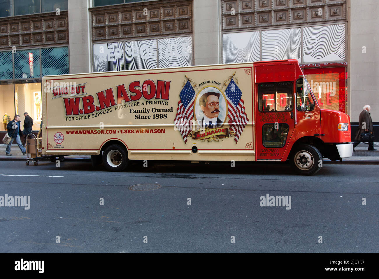 Large delivery truck hi-res stock photography and images - Alamy