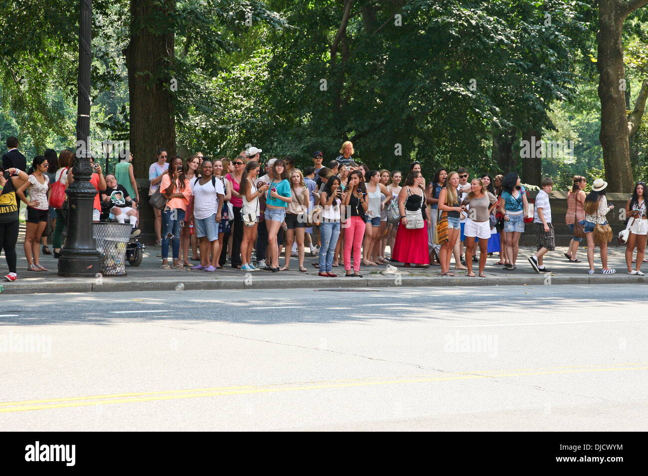 Atmosphere Lots of teenage fans agther accross the street after ...