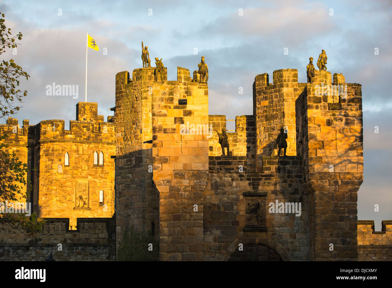 Alnwick castle lion arch hi-res stock photography and images - Alamy