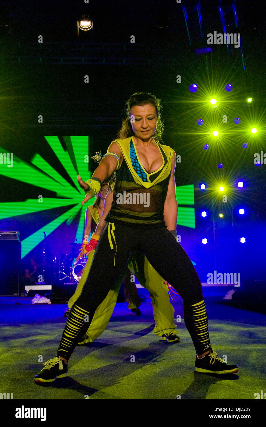 Women dance music hi-res stock photography and images - Alamy