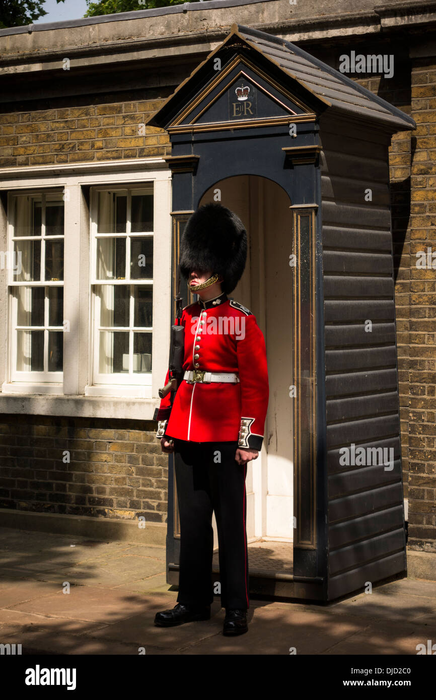 Welsh guard uniform hi-res stock photography and images - Alamy