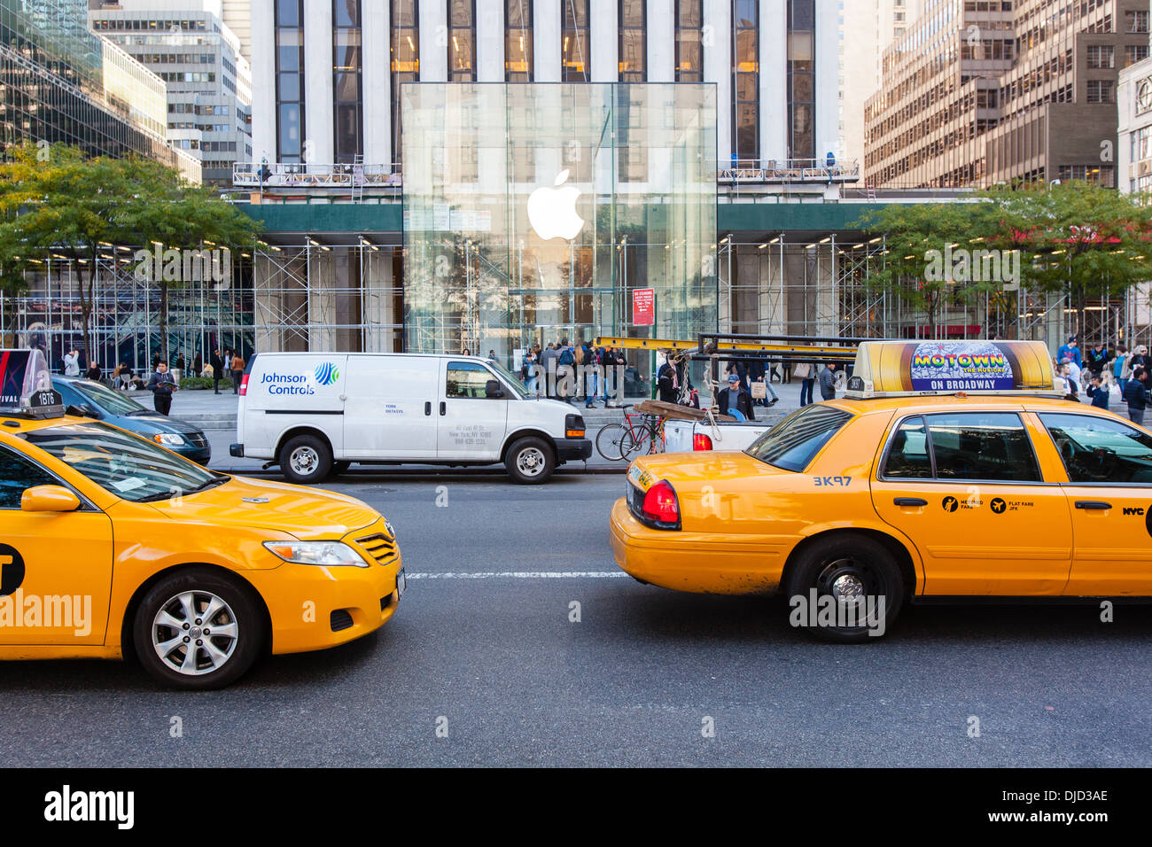 Apple store fifth avenue in manhattan hi-res stock photography and ...