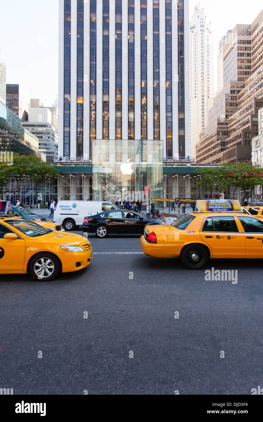 Apple store fifth avenue in manhattan hi-res stock photography and ...