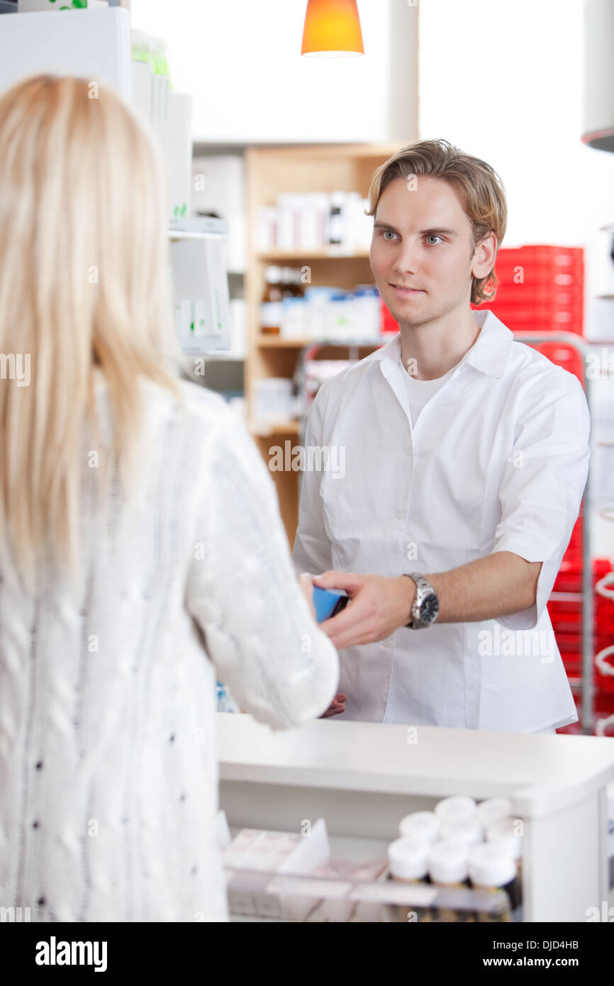 Pharmacist help hi-res stock photography and images - Alamy