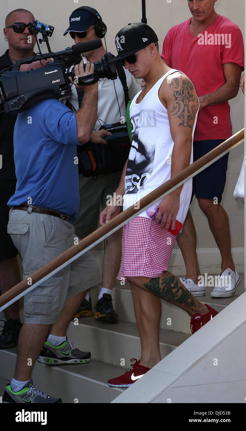 Casper Smart arrives with his girlfriend Jennifer Lopez for her special ...