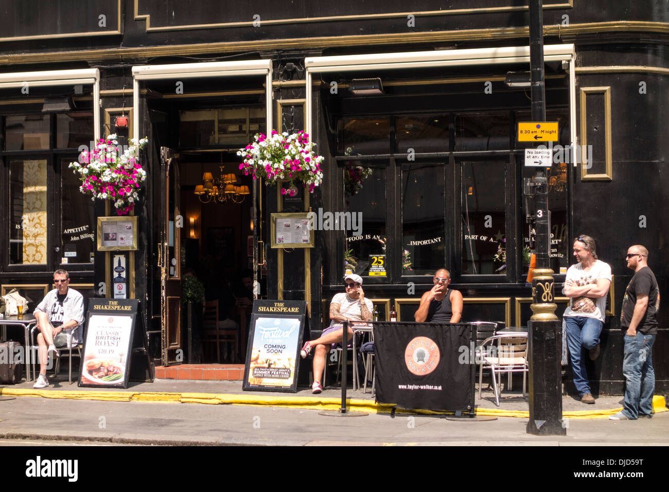 People sitting outside pub england hi-res stock photography and images ...