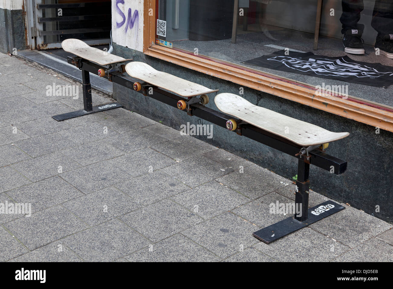 Bench made skateboards hi-res stock photography and images - Alamy