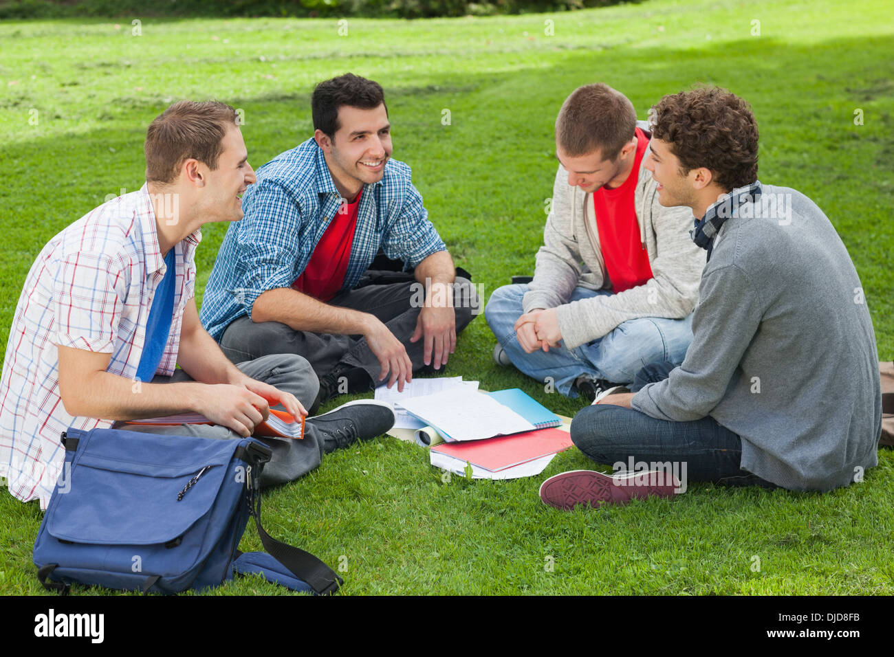 College students studying outdoors hi-res stock photography and images ...