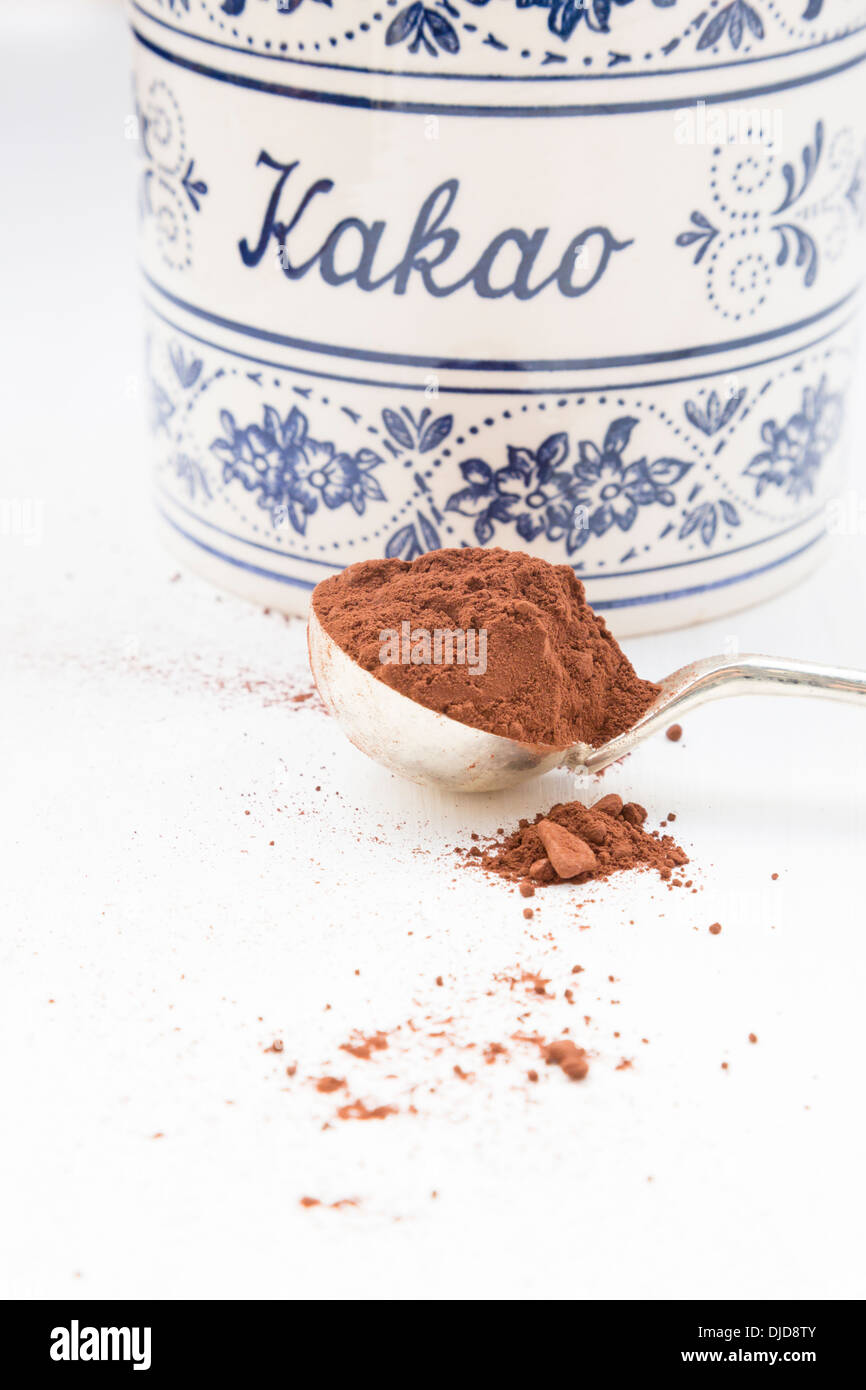 Cocoa powder with spoon and porcelain vessel Stock Photo - Alamy