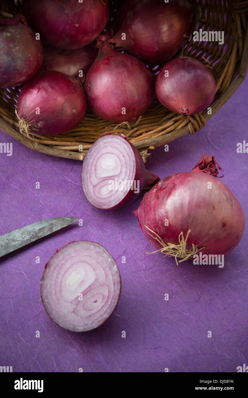 Red onions, elevated view Stock Photo - Alamy