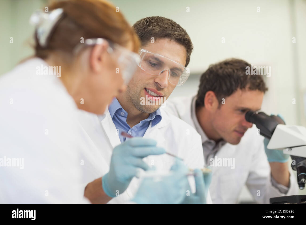 Group of scientists hi-res stock photography and images - Alamy