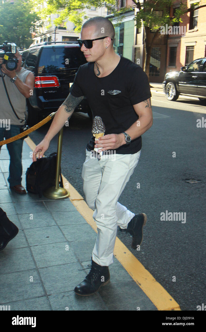 Casper Smart arrives back to his hotel holding an icecream cone. Later ...