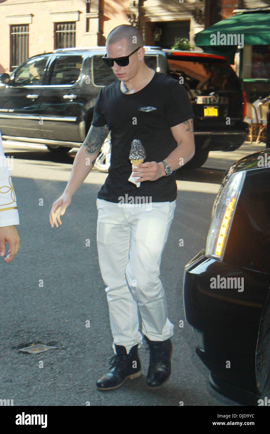 Casper Smart arrives back to his hotel holding an icecream cone. Later ...
