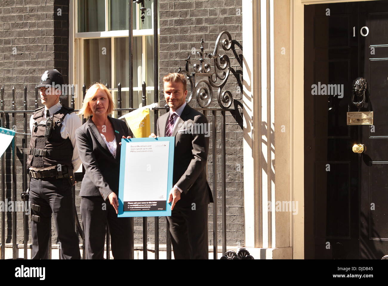 Outside number 10 hi-res stock photography and images - Alamy